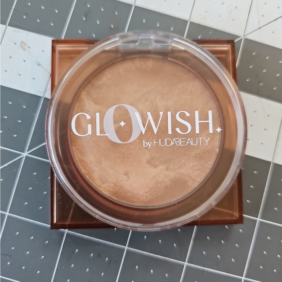 HUDA BEAUTY | Makeup | Huda Beauty Glowish Bronzer In Light | Poshmark